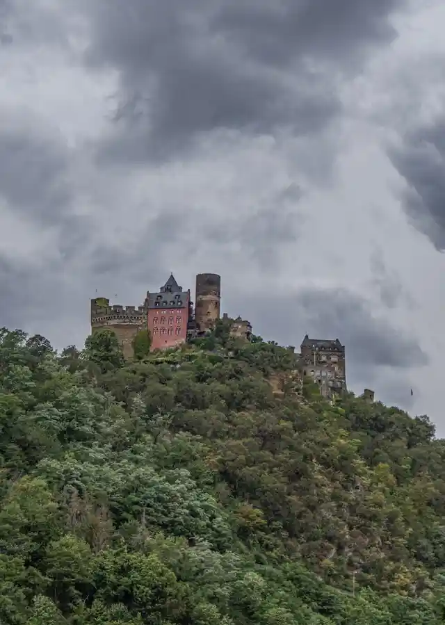 Les châteaux cathares des Pyrénées : circuit et guide complet ...